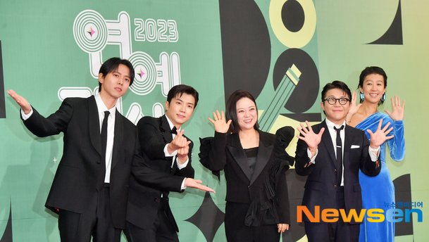 대박 없는 KBS, 16년 터줏대감 '1박2일' 택했다[2023 KBS 연예대상①] : 네이트 연예
