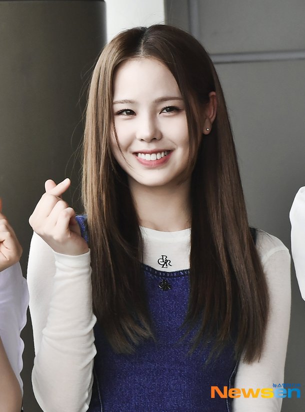 니쥬 NiziU 마코, 예쁨이 2배 웃음~ [포토엔HD] : 네이트 연예