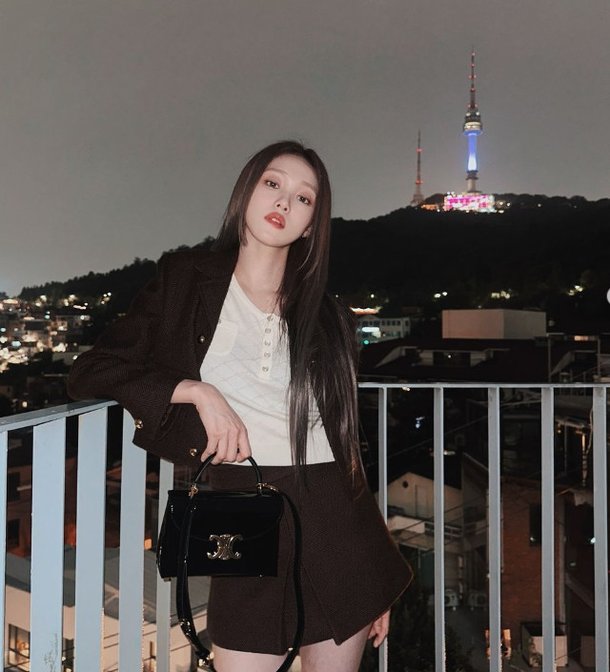 이성경, 174cm·50kg 단화 신어도 신이 빚은 몸매 : 네이트 연예