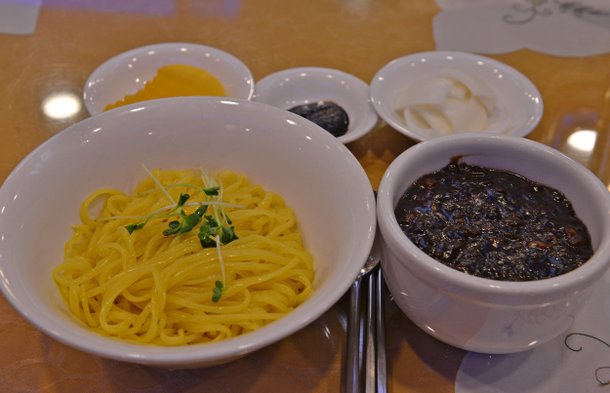 '짜장면이냐 짬뽕이냐'…인천 차이나타운 짜장면과 군산 짬뽕거리 [한ZOOM] : 네이트 뉴스