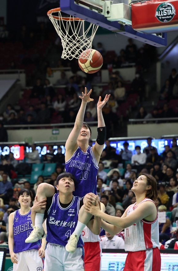 목말슛!…WKBL 올스타 '별의 별 슛' : 네이트 뉴스