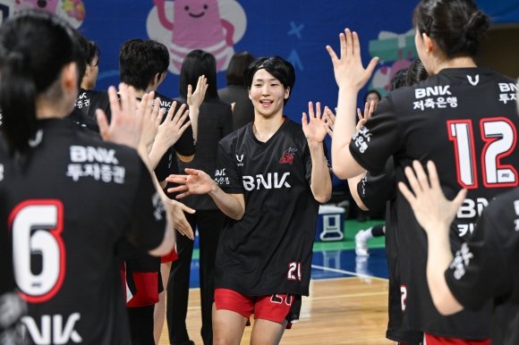 BNK, '우승 멤버' 이이지마와 재회할까…일본 국대 출신 센터 등 18명, WKBL 아시아쿼터 드래프트 참가 : 네이트 뉴스
