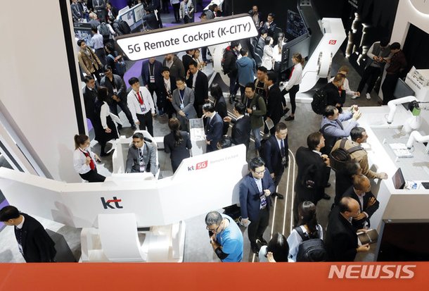 MWC19 KT 부스 찾은 관람객들 : 네이트 뉴스