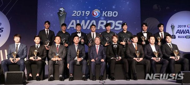 KBO 최저연봉 3000만원으로 인상·FA 1년단축…용병 3명 출전 : 네이트 스포츠