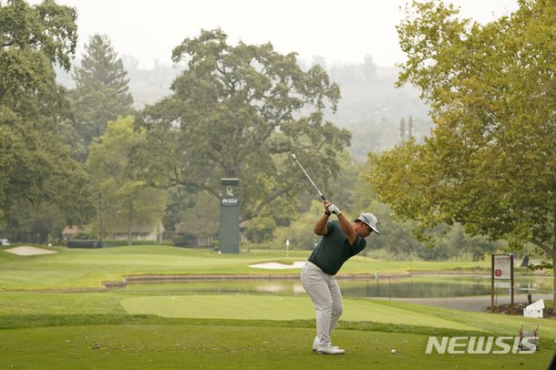 [PGA]'10대 돌풍' 김주형 PGA개막전 2R 54위…컷 통과 : 네이트 스포츠