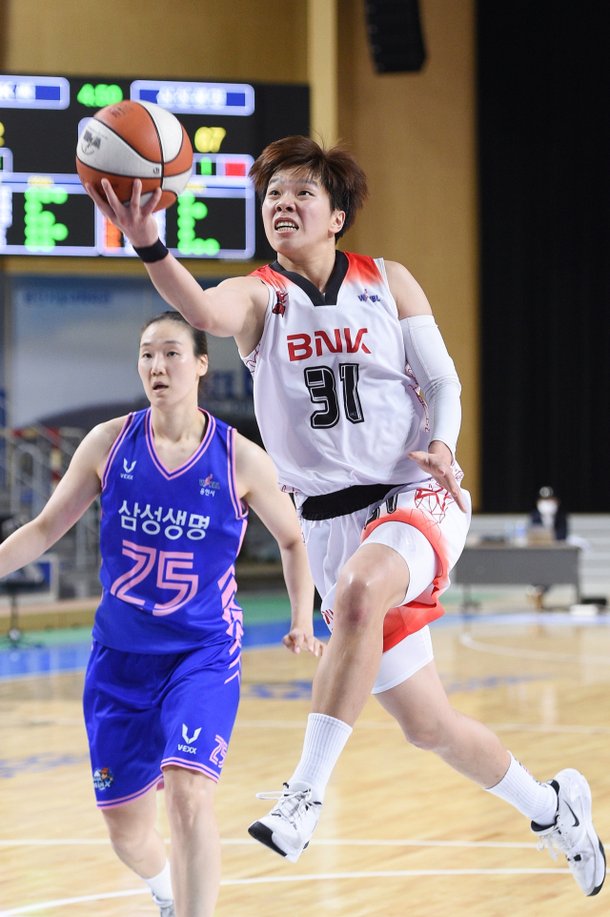 BNK, '21점 활약' 진안 앞세워 KB 꺾고 홈에서 첫 승 : 네이트 스포츠
