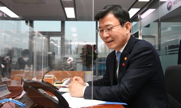 격오지 근무자와 통화하는 문성혁 해수부 장관 : 네이트 뉴스