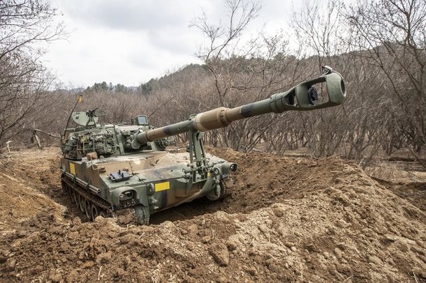 사격 준비하는 K55A1 자주포 : 네이트 뉴스