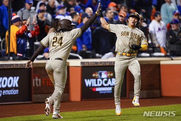 NLWC 3차전, 볼넷 출루 후 득점한 김하성 : 네이트 뉴스