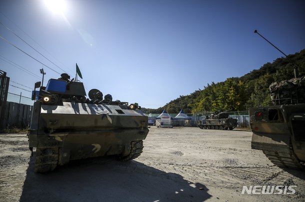 대기하는 K200A1 장갑차 : 네이트 뉴스