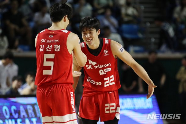 '오재현 깜짝 17점' SK, KCC에 6강 PO 1차전 승리 : 네이트 스포츠