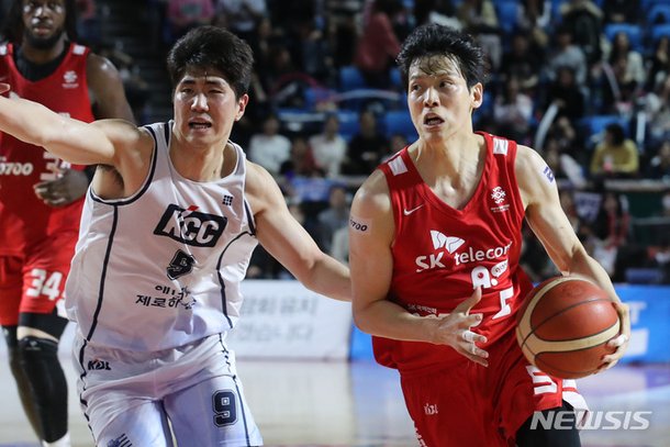 프로농구 SK, KCC에 2연승…4강 PO 진출에 1승 남아 : 네이트 스포츠