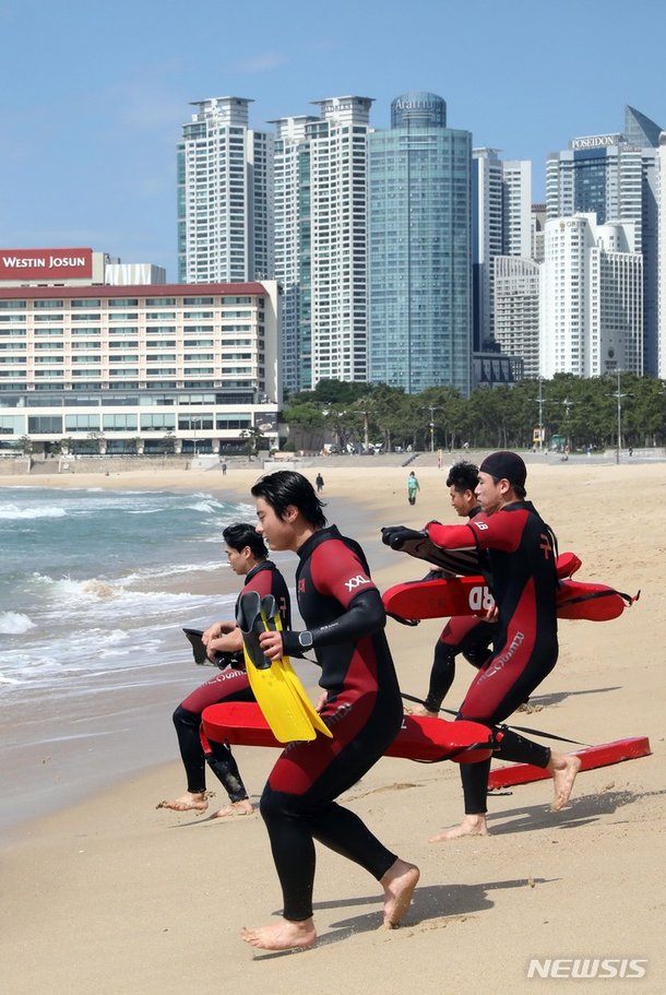 부산 해수욕장 부분개장 D-1, 민간수상구조대 막바지 인명구조훈련 : 네이트 뉴스