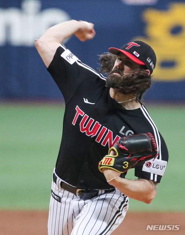 역투하는 켈리 : 네이트 스포츠