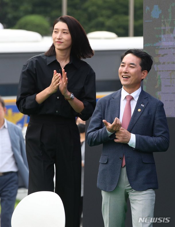 행사 참석하는 박민식 장관과 김연경 선수 : 네이트 스포츠
