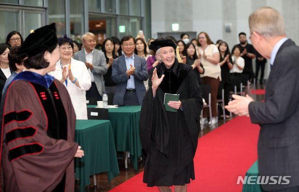 반기문 전 총장과 인사나누는 제인 구달 박사 : 네이트 뉴스