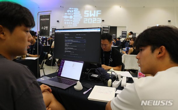 상의하는 SWF2023 해커톤 참가자들 : 네이트 뉴스