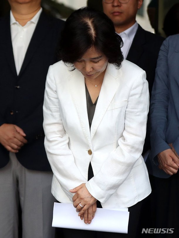 고개 숙인 김은경 혁신위원장 : 네이트 뉴스