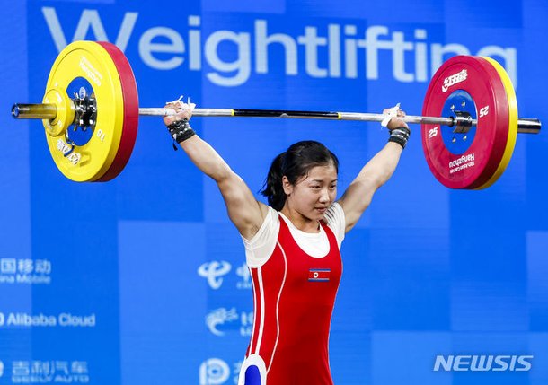 103kg 들어 올린 북한 강현경 : 네이트 스포츠
