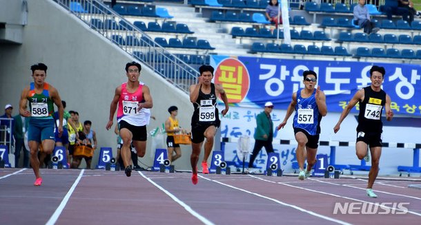 육상 100m 경기 : 네이트 뉴스