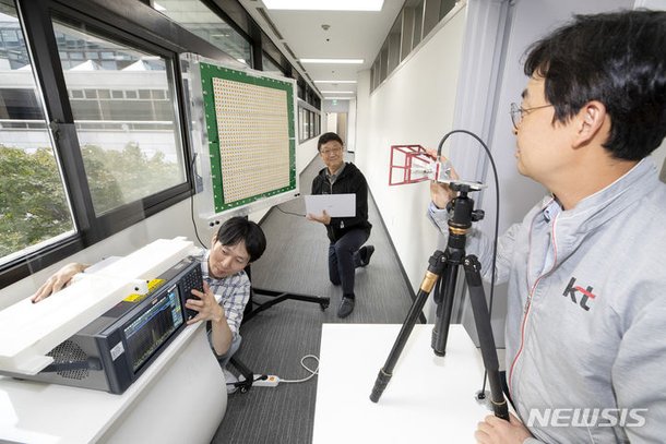 KT, 6G 주파수 대역 RIS 검증…무선통신 성능 최대 60배 개선 : 네이트 뉴스