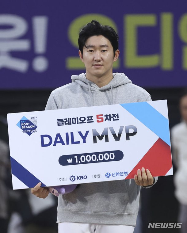 5차전 MVP는 KT 김민혁 : 네이트 스포츠