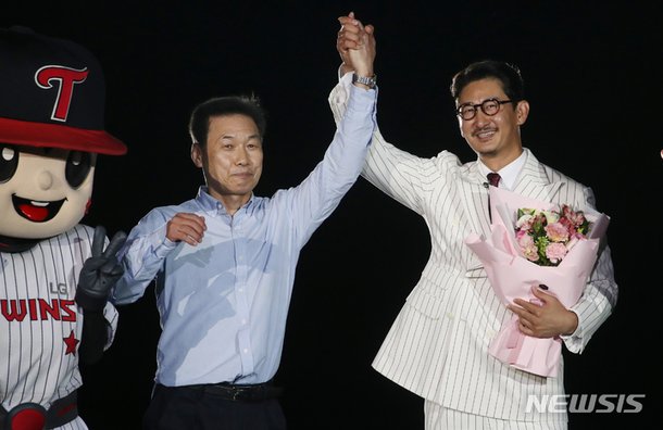 '1994 LG 우승 주역' 김용수·김동수, KS 1차전 시구·시포 : 네이트 스포츠