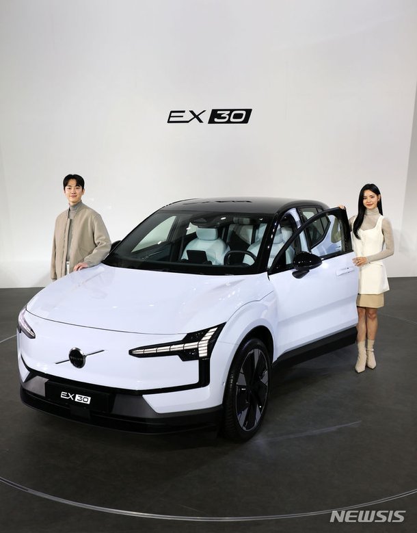 볼보, 전기 SUV 'EX30' 공개 : 네이트 뉴스