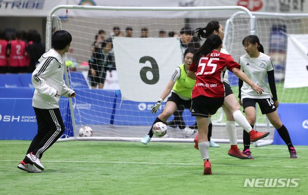 슛 날리는 KH LIONS 공격수 : 네이트 스포츠