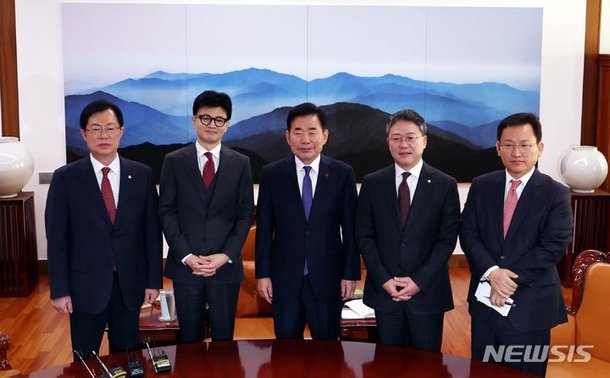 국회의장실 예방한 한동훈 비대위원장 : 네이트 뉴스