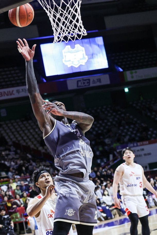 라건아, 통산 득점 2위…KCC, SK 13연승 저지하고 3연승 : 네이트 스포츠