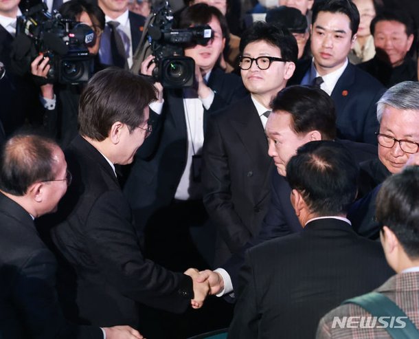 윤 대통령, 3·1절 기념식서 이재명 대표와 인사 : 네이트 뉴스