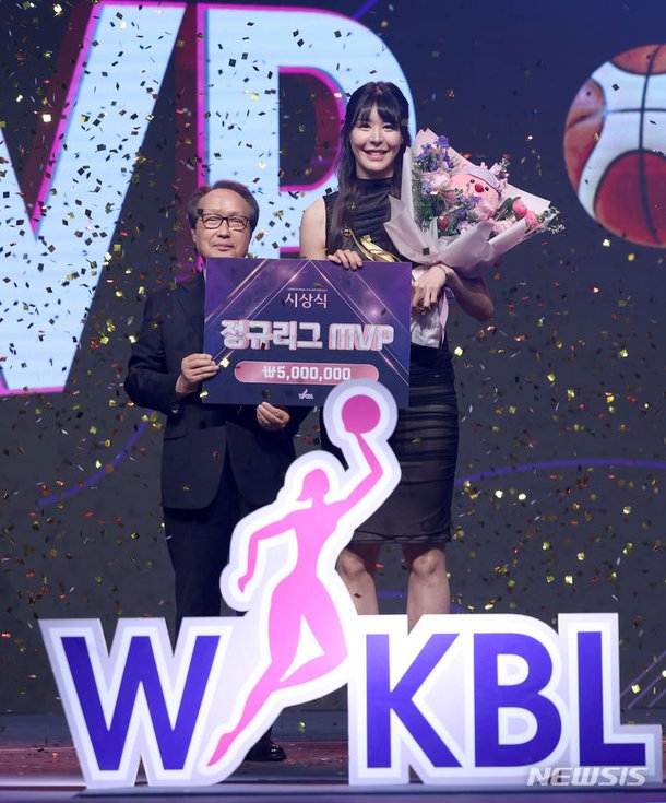 KB스타즈 박지수, 정규리그 MVP : 네이트 스포츠