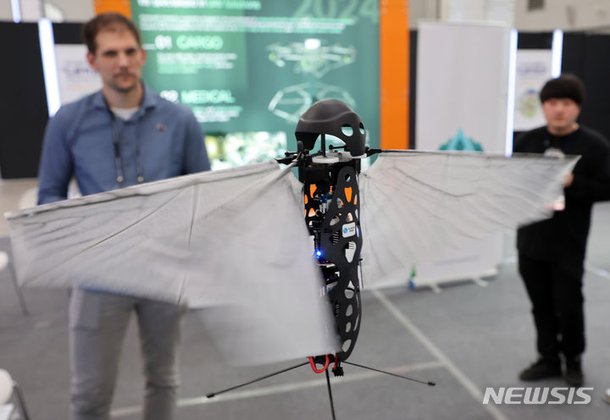 날개짓하며 비행하는 Flapper DRONE : 네이트 뉴스