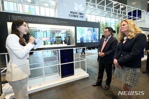 IEEE 회장과 CDMA 전시 관람하는 유영상 SKT CEO : 네이트 뉴스