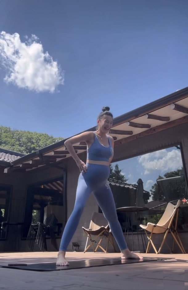 김윤지, 레깅스 입고 만삭 D라인 뽐내 "행복하다가도 복잡" : 네이트 연예