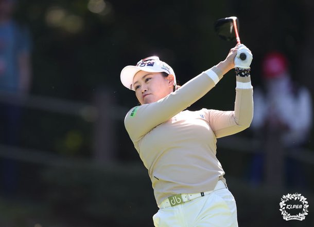 지한솔, KLPGA 덕신EPC·서울경제 3R 2타차 선두(종합) : 네이트 스포츠