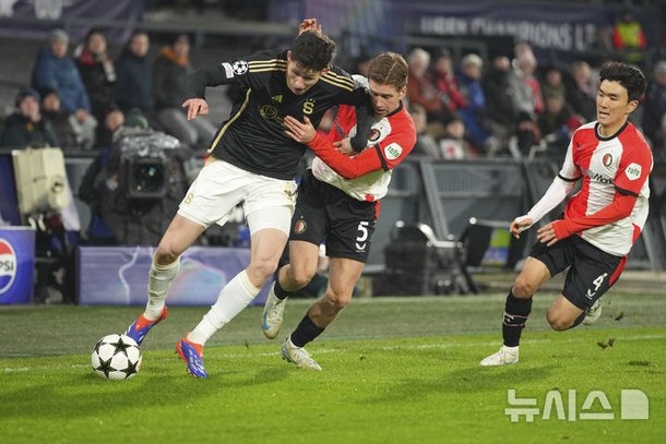 '황인범 75분 출전' 페예노르트, UCL서 프라하에 4-2 승리 : 네이트 스포츠
