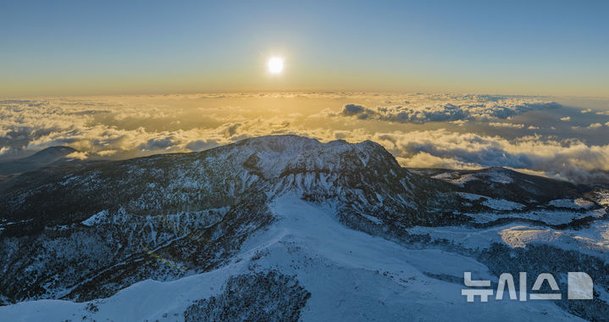 하늘에서 본 한라산 일출 : 네이트 뉴스