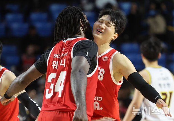 SK, KCC 10연패 몰아넣고 정규리그 우승 굳히기…KT 3연승 질주(종합) : 네이트 스포츠