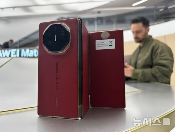 "반년 전 나왔는데?"…화웨이 트리폴드폰, 2700평 전시장서 최고 관심[MWC25] : 네이트 뉴스