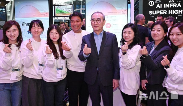 MWC, 김영섭 KT 대표 MS 전시 참관 : 네이트 뉴스