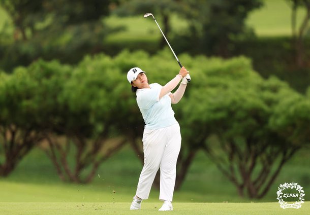 신다인, KLPGA 투어 KG 레이디스오픈 2라운드 단독 선두 : 네이트 스포츠