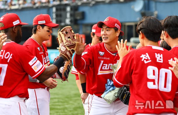 2000탈삼진 기록 축하받는 SSG 김광현 : 네이트 스포츠