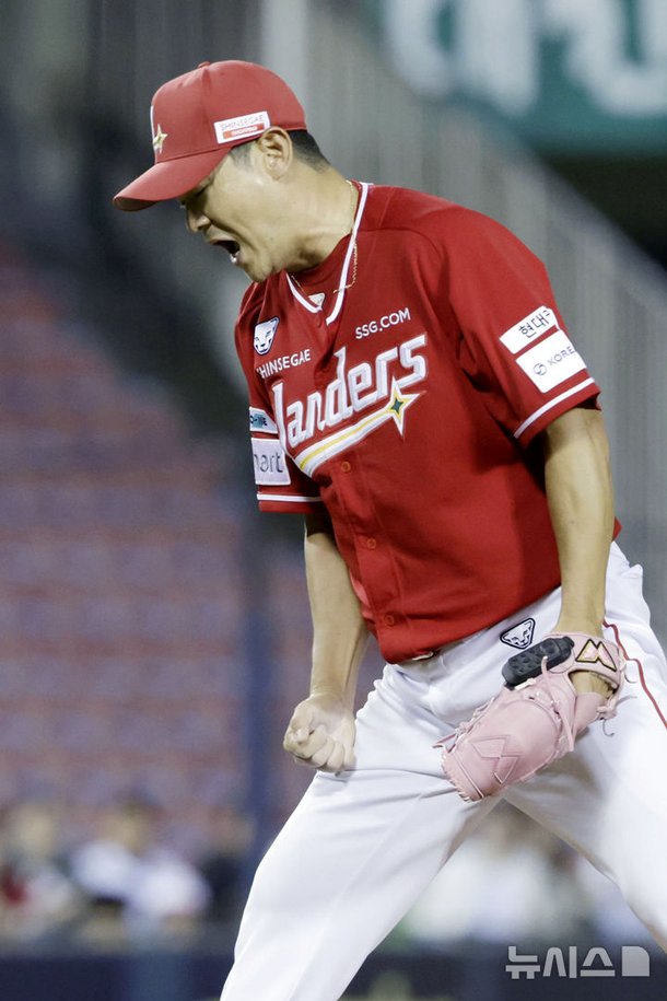 '41세' SSG 노경은, KBO 최초 3시즌 연속 30홀드 달성 : 네이트 스포츠