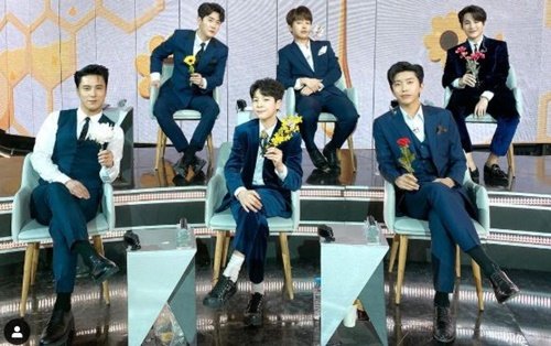 임영웅→김희재, 꽃보다 TOP6…벌들도 심쿵할 꿀잼 미모 [M+★SNS] | 네이트 연예