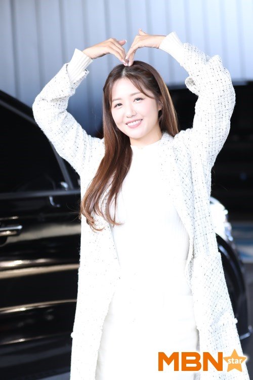 출근길 '대형 하트' 선보이는 정다경 [MBN포토] : 네이트 뉴스