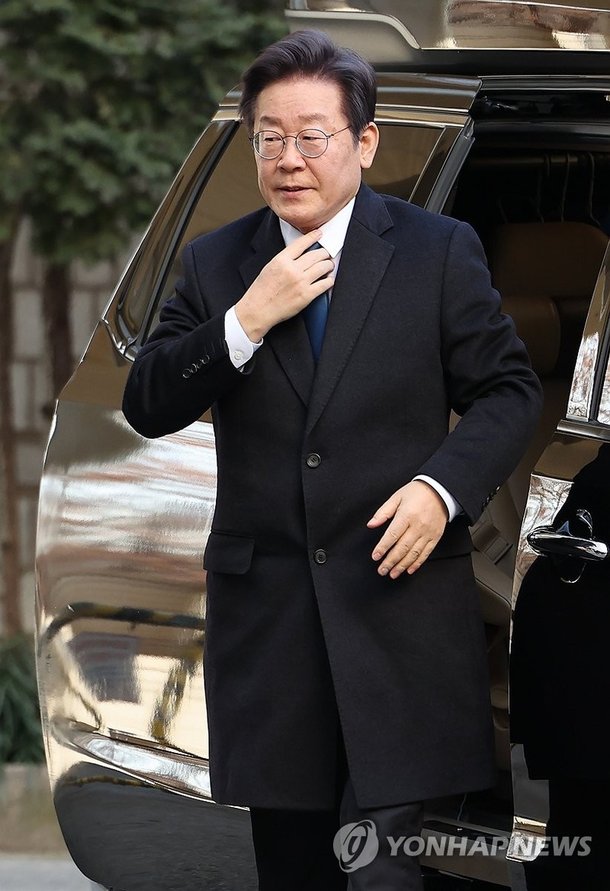이재명 피습 후 첫 재판 출석…취재진 질문에 침묵 네이트 뉴스
