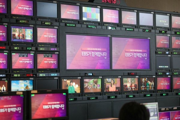 세상에서 가장 큰 교실 연 EBS PD들…원격수업 연착륙의 숨은 공신 : 네이트 뉴스