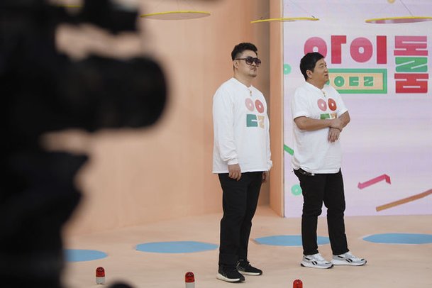 '아이돌룸' CP+PD "'1주년' 2MC+아이돌들에 감사…해외 특집 해보고파" [인터뷰①] : 네이트 연예